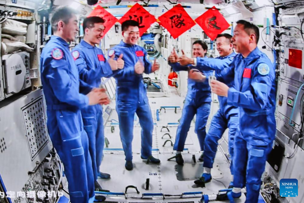 Shenzhou-19 astronauts enter space station_英语频道_央视网(cctv.com)